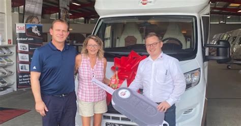 Wohnmobil Bürstner Delfin wurde an Tor des Monats Gewinner übergeben Bürstner