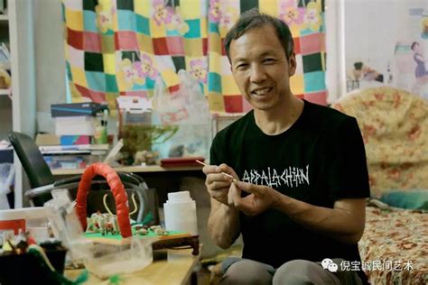 手艺人李宏超用毛猴作品普天同庆庆国庆 洛阳