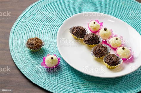 수제 브라질 과자 베이진호와 브리에이로 어린이 생일 파티에서 일반적입니다 가정간병인에 대한 스톡 사진 및 기타 이미지 가정