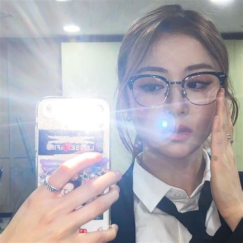 Huh Yunjin Pics On Twitter Girls Mirror My Beautiful Daughter Kpop Girls