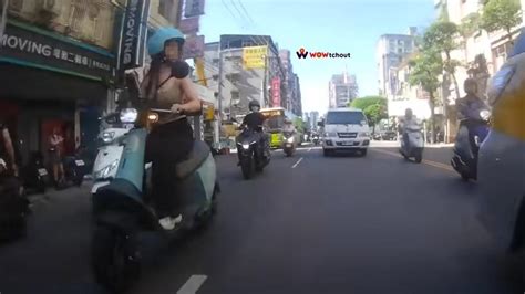 背心女騎士僅「往左看1秒」！撞前車慘摔倒地 眾喊心疼│tvbs新聞網