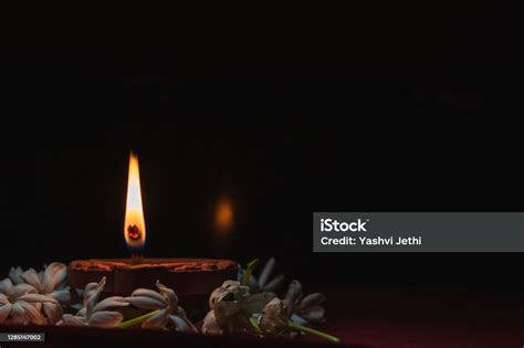 해피 디왈리 디왈리 디왈리 디왈리 디파왈리 축제 행사에 장식 된 오일 램프 배경 개념을위한 디왈리 디야의 복사 공간이있는 스톡 사진 검정색 배경에 대한 스톡 사진 및 기타