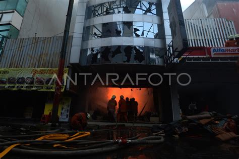 Kebakaran Toko Di Pasar Baru Antara Foto
