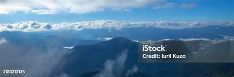 산의 안개와 구름 산봉우리의 구름과 성운 하늘과 땅 사이 풍경 자연 여행 개념 가로 이미지입니다 겨울에 대한 스톡 사진 및 기타 이미지 Istock