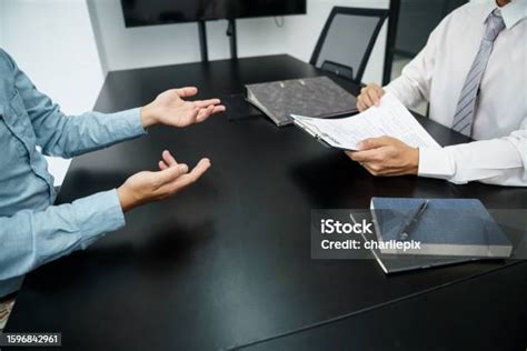 사무실 비즈니스 및 인적 자원 개념에서 면접 중에 이력서를 읽는 심사관 개념에 대한 스톡 사진 및 기타 이미지 개념 경영자