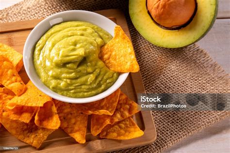 과카몰리 아보카도 라임 토마토 양파 실란트로 나초와 함께 제공됩니다 전통 멕시코 간식 0명에 대한 스톡 사진 및 기타 이미지