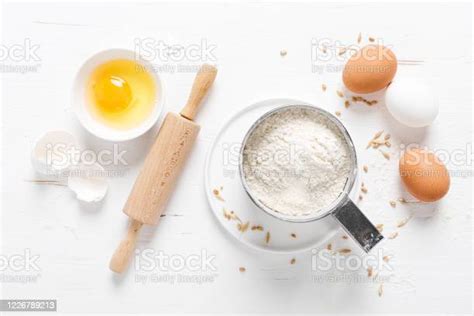 흰색 주방 조리대 베이킹 요리 배경 복사 공간 오버 헤드 뷰에 밀가루와 계란 밀가루 체에 대한 스톡 사진 및 기타 이미지