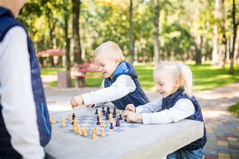 주제 어린이 학습 논리적 개발 마음과 수학 오산 전진 이동 합니다 큰 가족 형제와 여동생 백인 남자와 소녀는 체스 파크 밝은 맑은 날씨가을 재생 가족에 대한 스톡 사진 및