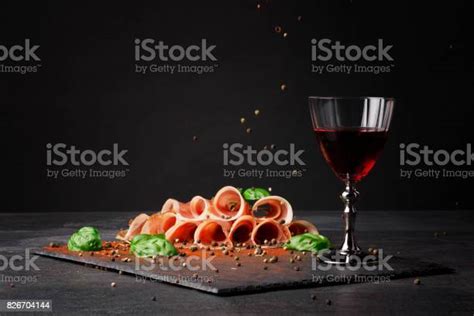 식욕을 돋 우는 퀴 토 햄과 레드 와인와 바 질 검은 배경에 아름 다운 구성 조제 럭셔리 축 하 개념입니다 공간에 복사 합니다