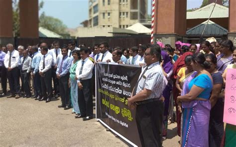 වයඹ පළාත් ලේකම් අයින් කළාට එරෙහිව රාජ්‍ය නිලධාරීහු පාරට බසිති Lanka Truth සිංහල Latest And