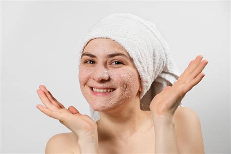 그녀의 얼굴에 자연 마스크 또는 Ubtan과 그녀의 머리에 흰색 수건을 가진 젊은 미소 여자 텍스트 장소 복사 공간 25 29