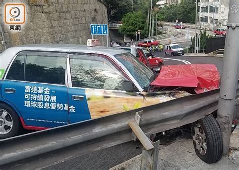 中環的士自炒撞欄 司機乘客俱傷送院 Oncc 東網 Line Today