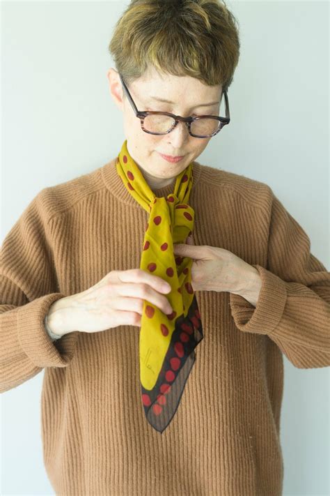 60代からの簡単「スカーフ」の巻き方3つ。首元の悩みもカバーしながら上品おしゃれに Esseonline（エッセ オンライン）