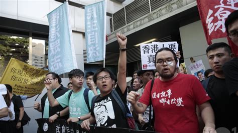 黃之鋒聲稱金紫荊廣場被捕時遭箍頸 向警務署索償45萬案押後