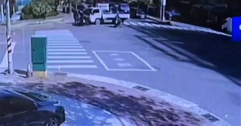 停等紅燈按喇叭惹禍 貨車司機、機車騎士當街上演全武行 社會 Ctwant