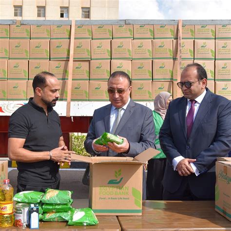 محافظ الإسكندرية يتفقد قافلة بنك الطعام المصري لدعم أهالي بشاير الخير