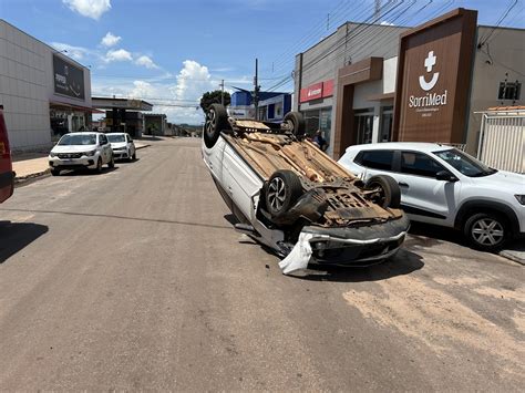 Carro Bate Em Outro Carro Estacionado E Fica De Rodas Para Cima Na Rua