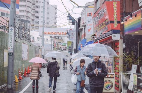 우산을 들고 거리를 걷고 있는 한 무리의 사람들 사진 Unsplash의 무료 도시의 이미지