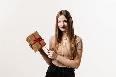 하얀 바탕에 선물이 있는 선물 상자를 가진 쾌활한 소녀 행복한 젊은 여자가 웃고 생일이나 다른 휴일에 받은 선물과 선물을 들고 있다 이벤트 축하 20 24세에 대한 스톡