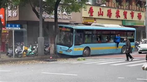 江西南昌一公交车与行人碰撞致3死7伤 公交集团：职工每年定期体检，正协助调查公交公交车碰撞新浪新闻