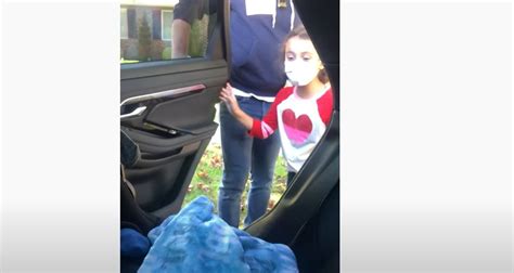 Lémouvante Réaction De Cette Fillette Qui Rencontre Son Petit Frère
