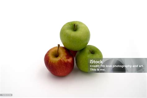흰색 배경에 고립 된 빨간색과 녹색 사과의 신선한 육즙 그룹 맨 위 보기 0명에 대한 스톡 사진 및 기타 이미지 0명 건강한 식생활 과일 Istock