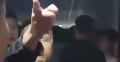 辽宁一职校教师查寝推搡学生放狠话，“谁不服？来打我一下就给你处分”，校方回应：正在调查腾讯新闻
