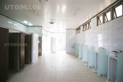 유토이미지 공원에 있는 남자공중화장실