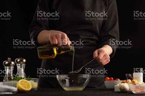 요리사는 샐러드 소스를 준비하고 새우의 카메라화를 위해 기름을 붓습니다 건강하고 건강에 좋은 음식을 준비 움직임에 동결 디자인에