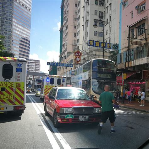 葵芳「瓹车罅」车祸黑点 校服女生连跨四线亡命过马路｜车cam直击 星岛日报