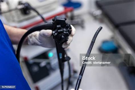 대장 내시경 검사 중 내시경을 들고 있는 의사 항문 전문의 프로브 대장 내시경 위 내시경 및 대장 내시경 검사를 수행하는 프로브가있는 의사 위장병 전문의 위장병학에 대한