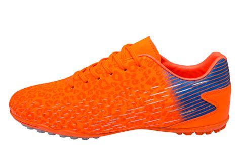 흰색 배경에 파란색 인서트가있는 주황색 세련된 축구 신발 신발에 대한 스톡 사진 및 기타 이미지 신발 축구 스포츠 신발