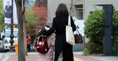 ‘저출생에 작년 육아휴직자 첫 감소육휴 사용률은 역대 최대