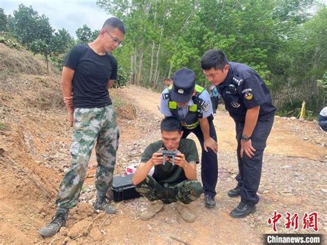 云南西双版纳：人象接力救援被困亚洲象脱困大象水坑