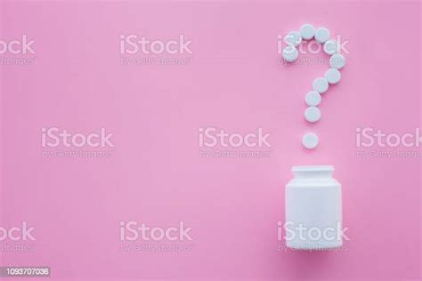 의료 개념입니다 색된 약 그리고 분홍색 배경에 캡슐입니다 약국 테마 캡슐 알 약 패키지에 의학 항생제와 건강관리와 의술에 대한