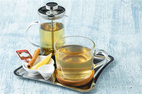 나무 테이블에 프렌치 프레스와 함께 제공되는 뜨거운 겨울 차 0명에 대한 스톡 사진 및 기타 이미지 0명 가을 건강관리와 의술 Istock