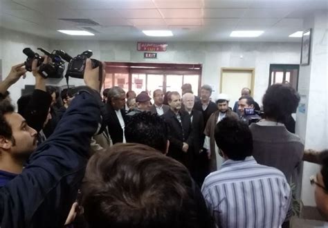 بوسه پسر سردار شهید کریمی بر دستان پدر شهید اهل سنت