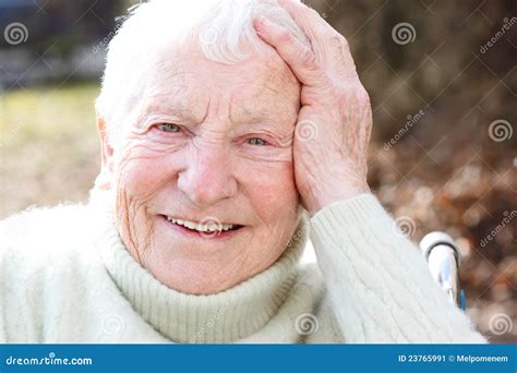 пожилая счастливая женщина стоковое изображение изображение насчитывающей смотреть 23765991