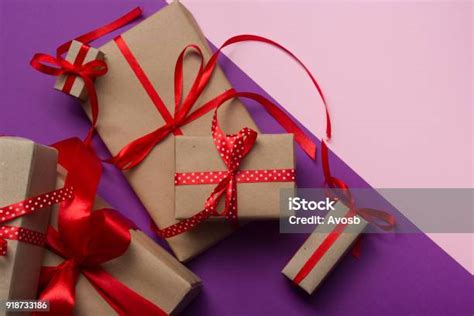 색상 배경에 선물 상자입니다 최고의 볼 수 있습니다 텍스트에 대 한 공간을 복사 합니다 평면 배치 0명에 대한 스톡 사진 및 기타 이미지 Istock