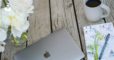 갈색 나무 테이블에 흰색 세라믹 머그잔 옆에 실버 맥북 사진 Unsplash의 무료 랩톱 이미지