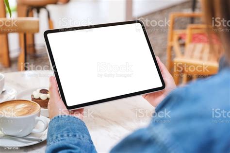 카페의 테이블에 케이크와 커피 컵이 있는 빈 흰색 데스크톱 화면이 있는 디지털 태블릿을 들고 있는 여성의 모형 이미지 35 39세에 대한 스톡 사진 및 기타 이미지 Istock