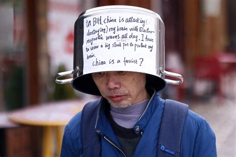 Foto U Sarajevu Kinez šeta S Loncem Na Glavi Neobičan Natpis Privukao