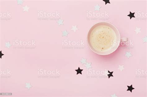 커피 또는 카푸치노 핑크 테이블 상단 보기에 플랫이 하다 아침 식사는 위에서 패션 분홍에 대한 스톡 사진 및 기타 이미지