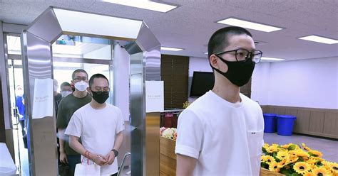 전신 소독 받는 입영대상자들