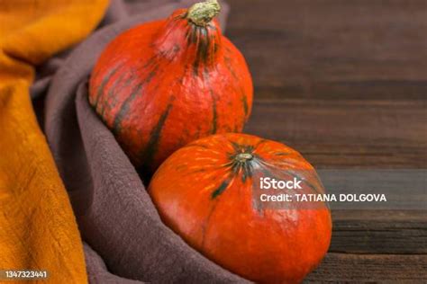 가을 수확 개념 나무 배경에 잘 익은 오렌지 호박과 천연 직물 두 개 해피 추수 감사절 휴일 소박한 스타일 공간을 복사합니다 10월에 대한 스톡 사진 및 기타 이미지