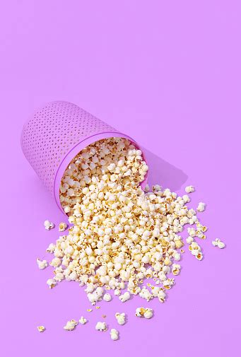최소한의 흑백 보라색 팝콘 양동이 스틸 라이프 트렌디 한 디자인 홈 시네마 컨셉 옥수수 속대에 대한 스톡 사진 및 기타 이미지