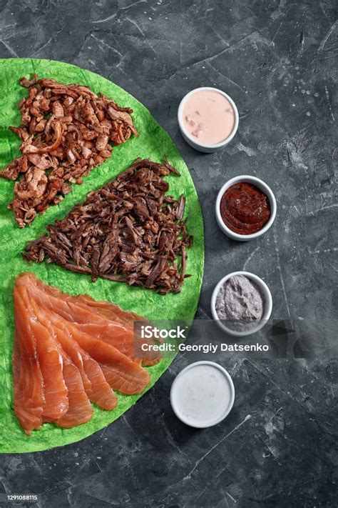 수제 샤와르마 부리토 닭고기 연어롤 야채와 소스를 곁들인 요리 맑은 공간을 가진 최고 전망 재료 건강한 생활방식에 대한 스톡
