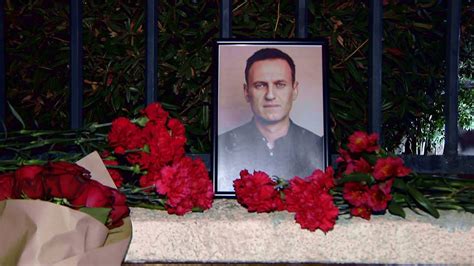 რუსეთის ყოფილი საელჩოდან აქციის მონაწილეები მსვლელობით თავისუფლების