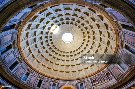 로마의 유서 깊은 중심부에 있는 판테온 돔 내부의 인상적인 넓은 전망 라틴 문자에 대한 스톡 사진 및 기타 이미지 라틴 문자 0명 Empire Istock