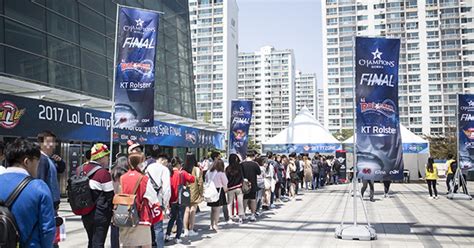 포토 롤챔스 팬들 Skt 유니폼 사러 왔어요